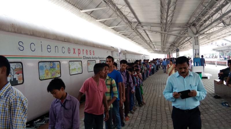 Science Express pulls crowd | Assam Times